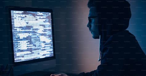 어두운 방에서 테이블에 앉아 컴퓨터 모니터를 입력하고 보는 청년의 측면 모습 사진 Unsplash의 암호화 이미지