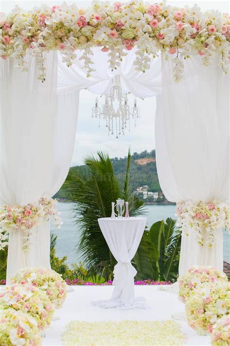 Arranjo Floral Em Uma Cerimônia De Casamento Foto de Stock Imagem de