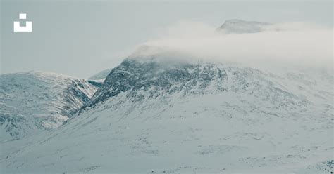 스노보드를 타고 눈 덮인 슬로프를 내려가는 남자 사진 Unsplash의 무료 자연 이미지