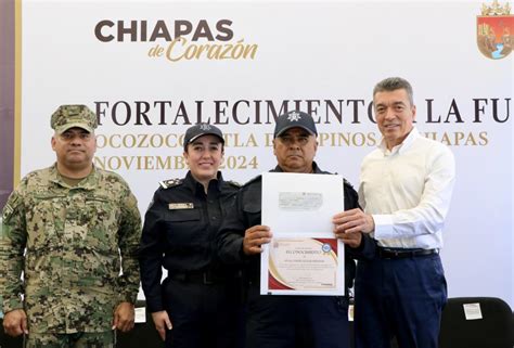 Rutilio Escandón entrega uniformes equipo reconocimientos y