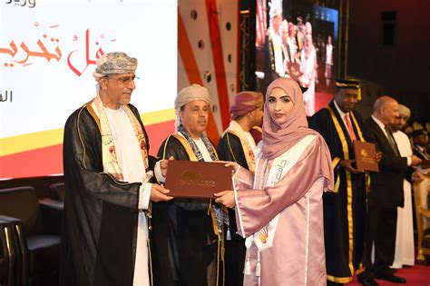 جامعة البريمي تحتفل بتخريج الدفعة الرابعة من خريجيها وتعلن عن طرح أولى