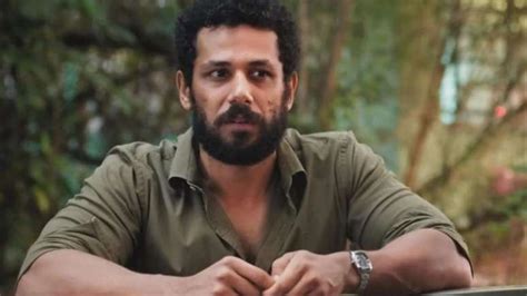 Ramiro salva Aline e é agredido em Terra e Paixão
