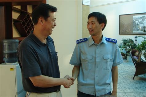 试飞英雄梁万俊为我校学生作报告 中国民用航空飞行学院 新闻网