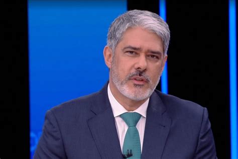 Em entrevista ao JN Bolsonaro usa medalha do Exército na lapela