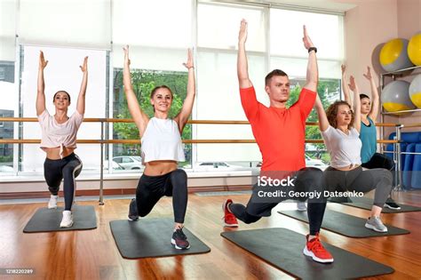 강사와 함께 요가 레슨을 연습하는 젊은 스포티 한 매력적인 사람들의 그룹 운동에 함께 서 운동 전체 길이 스튜디오 배경 닫기 건강한 생활방식에 대한 스톡 사진 및 기타