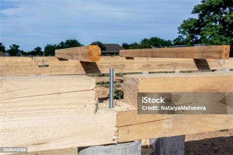 앵커 프레임 하우스의 소나무 판자를 연결 하기 위한 볼트 A 형 프레임 하우스의 건설 단계 0명에 대한 스톡 사진 및 기타 이미지 Istock