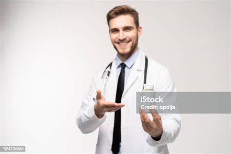 질병이나 부상의 치료를 위해 빈 흰색 라벨이있는 정제 또는 알약 병을 들고 웃는 의사 남자에 대한 스톡 사진 및 기타 이미지 남자 병 보여주기 Istock