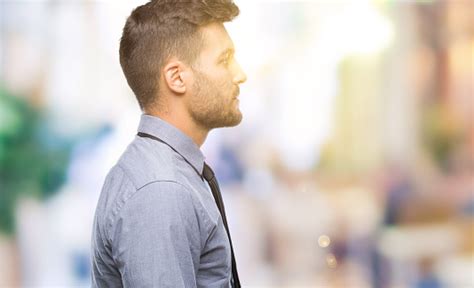 사이드로 보고 격리 된 배경 위에 젊은 잘생긴 사업가 긴장 자신감 미소와 자연 스러운 얼굴 프로필 포즈 경영자에 대한 스톡 사진 및 기타 이미지 Istock