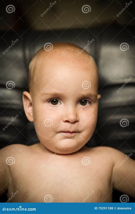 Naakt Jong Geitje Op Een Leerstoel Stock Foto Image Of Jongen Leuk