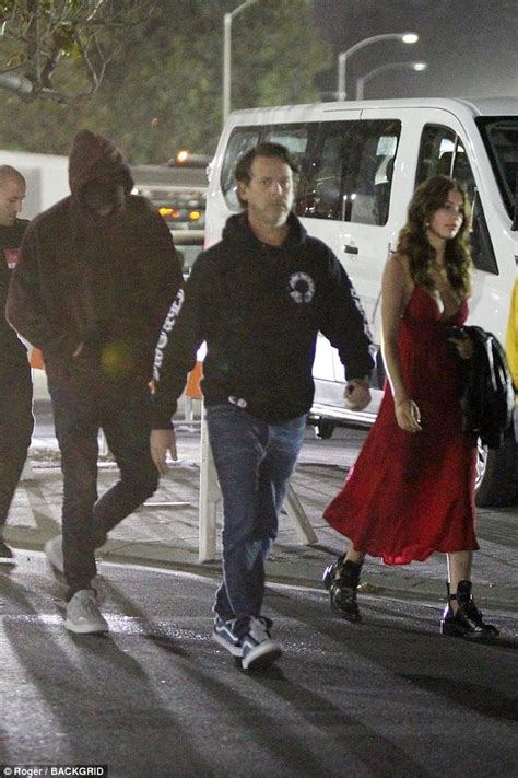 Leonardo Dicaprio Gets Cosy With Girlfriend Camila Morrone Daily Mail
