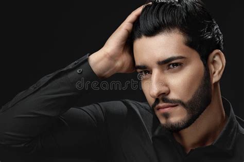 Belleza Del Pelo De Los Hombres Touching Healthy Hair Modelo Masculino