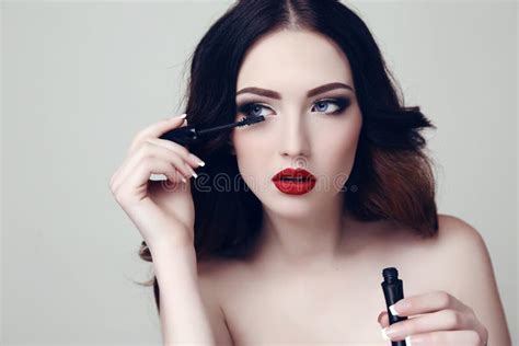 Sexy Vrouw Met Donker Haar En Heldere Make Up Met Mascara Stock Foto