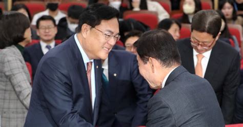 포토 인사 나누는 김진표 국회의장 정진석 국민의힘 비대위원장