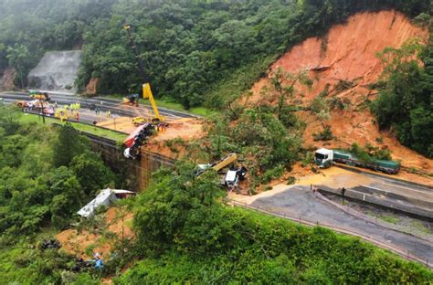 15 Carros E 6 Caminhões São Arrastados Por Deslizamento Na Br 376