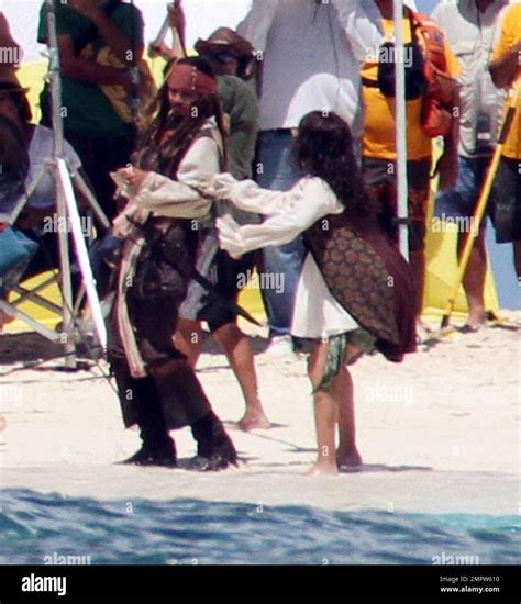 Exclusive Johnny Depp And Penelope Cruz Film A Kissing Scene On A