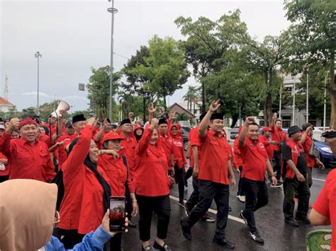 Daftarkan Bacaleg PDI Perjuangan Lakukan Long March Kirab Budaya Hingga Ke Kantor KPU Kota