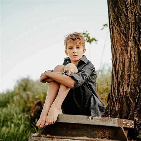 Barefoot Teen Boys 20 Images From The Naked Age Of Erotic Gay Theater