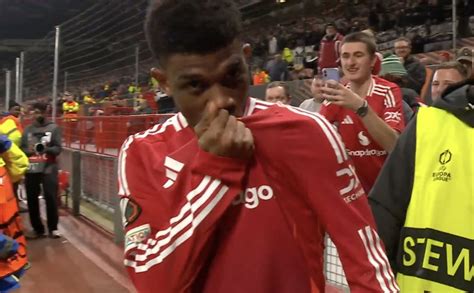 Amad Diallo Kisses United Badge After Scoring Opener Against Paok