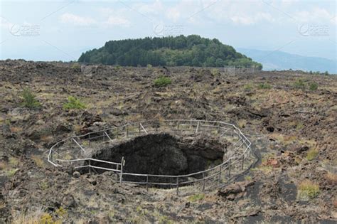 大锅炉 埃特纳火山 洞穴 西西里 山 公园 在之间 三只动物 桨叉架船 干热气候