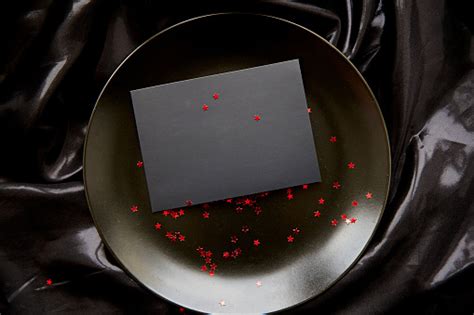 밝은 별과 광고를위한 장소와 검은 배경에 고급 블랙 비즈니스 용 카드 우아한 생일 카드 미니멀 한 개념 트렌디한 스타일 0명에 대한 스톡 사진 및 기타 이미지 Istock