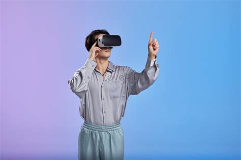 Vr 안경을 사용하는 메타버스 미래의 남자 사진 무료 다운로드 Lovepik
