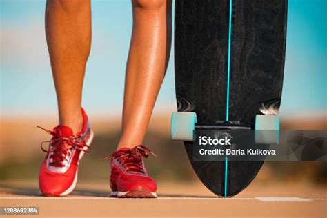 화창한 여름 날에 스케이트 보드 또는 롱 보드를 가진 스포티 한 여성 신발에 닫기 거리에 대한 스톡 사진 및 기타 이미지 거리 긍정적인 감정 표현 남성 Istock