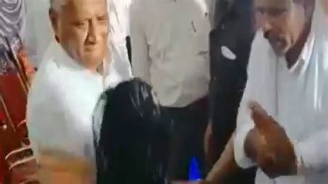 किती भयानकय हे महिलेनं मदत मागितली म्हणून भाजपच्या मंत्र्यांनं थेट