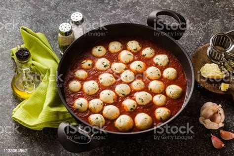 팬에 토마토 소스에 치즈 야채 리 코타 미트볼 온 가족 파티 또는 레스토랑 메뉴를 위한 전통 이탈리아 요리 리코타에 대한 스톡