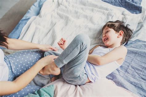 Hijo De La Madre Y Del Niño Que Duerme Junto En La Cama Despertando Por La Mañana Imagen de