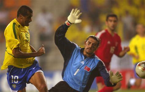 Goleiro turco que pintava rosto e pegou Brasil em 2002 está Covid