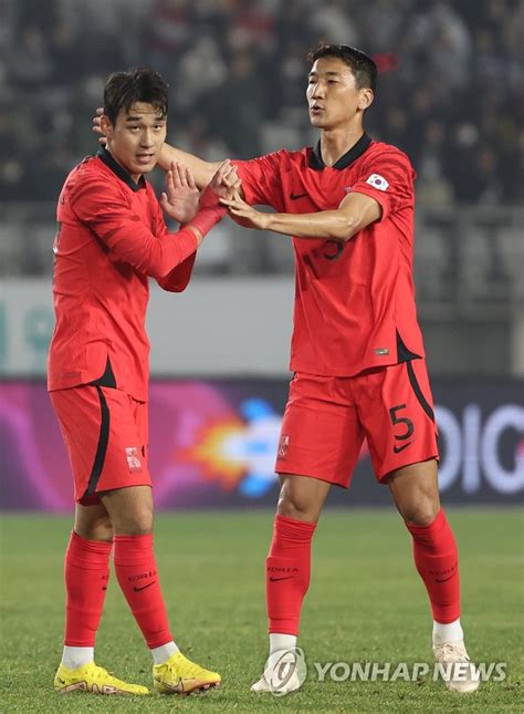 송민규 격려하는 정우영 연합뉴스