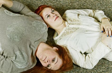 Twee Mooie Vrouwen Stock Foto Image Of Binnen Aardig