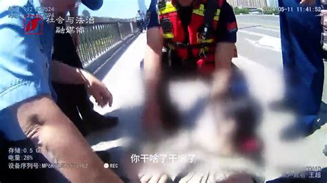 山西︱女子情绪激动欲跳桥轻生！危急时刻，他们赶到现场一把将她拉回都市万柏林视频