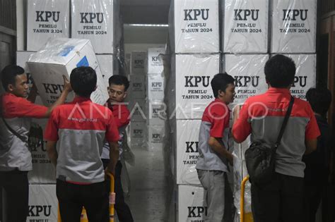 Distribusi Logistik Pemilu 2024 Di Kpu Kota Bogor Antara Foto