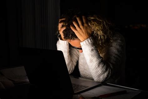 피곤하고 좌절하는 여성은 늦은 밤에 노트북을 사용하고 일하고 있습니다 사업가가 너무 많은 일을하기 위해 화가났다 가정 생활에 대한 스톡 사진 및 기타 이미지 Istock