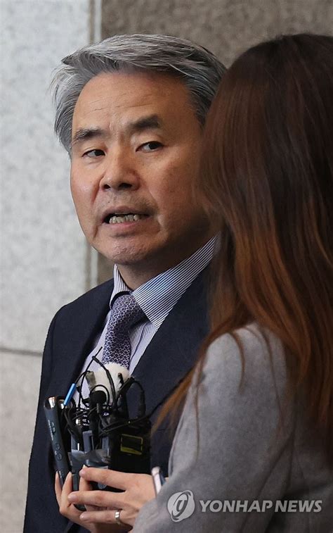 질문에 답하는 이종섭 대사 연합뉴스