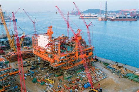 新华财经渤海湾首个千亿方大气田中心平台建造完成处理生产能力