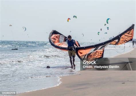 Kitesurfing Adalah Olahraga Air Permukaan Laut Pantai Mui Ne Coco