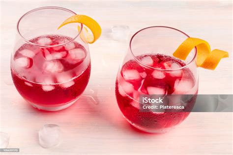 캄 파리 오렌지 묘미와 두 활기찬 Negroni 칵테일 눞는 거 야 밝은 배경 텍스트에 대 한 장소에 얼음 조각으로 각얼음에