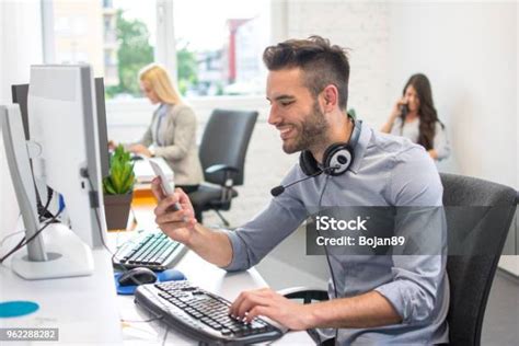 헤드셋 목 사무실에서 스마트 휴대 전화를 사용 하 여 연산자를 호출 하는 아름 다운 잘생긴 남자 남성에 대한 스톡 사진 및 기타 이미지 Istock
