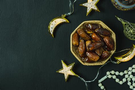 테이블 상단 보기 장식 라마단 카림 휴가 배경의 항공 이미지 묵주와 달 조명 플랫 평지 날짜 금식을 위한 할랄 식사는 검은 나무로 무슬림에게 의무적입니다 0명에 대한 스톡