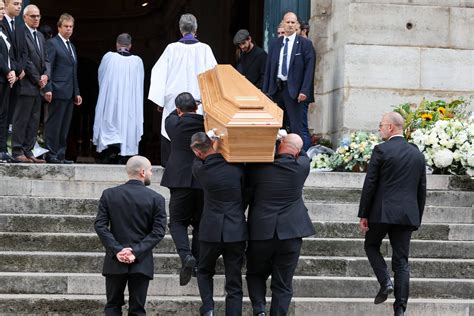 Le cercueil de Jane Birkin porté par Charlotte et Lou entre dans l église Saint Roch