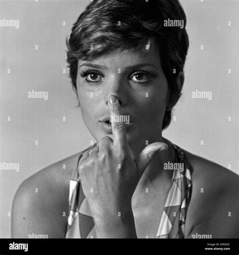 Deutsche Schauspielerin Uschi Glas Zeigt Auf Ihre Nase Anfang 1970er