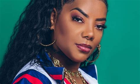 Ludmilla posa deslumbrante em ensaio para revista e fãs elogiam Olha