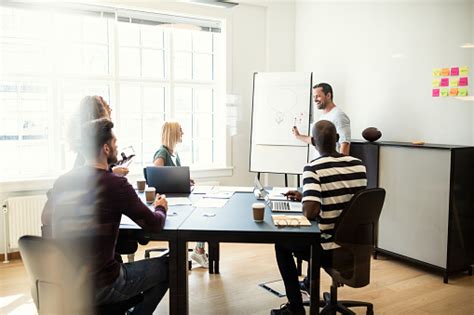 사무실 동료에 게 화이트 보드 프레젠테이션을 제공 하는 관리자 경영자에 대한 스톡 사진 및 기타 이미지 경영자 기업가