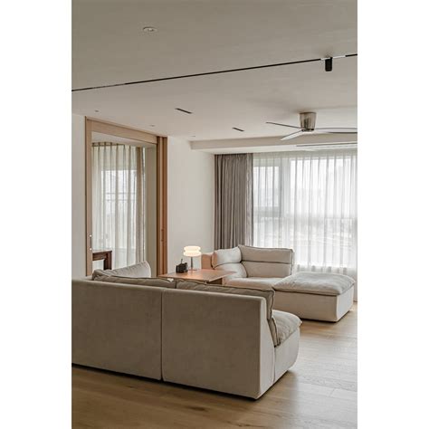 데이원디자인 ⠀ 햇빛을 닮아 따뜻한 색감을 가진 오크와 순백의 화이트를 조합하여 오크 앤 화이트 컨셉으로 완성된 현장입니다 각각 원목마루와 타일로 시공된 거실과