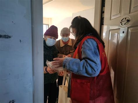 “爱心防疫包”送到家，呵护老人健康 荆楚网 湖北日报网