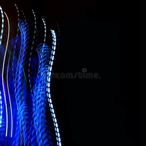 Las L Neas Verticales Que Brillan Intensamente Luces De Ne N Fondo Iluminado Abstracto