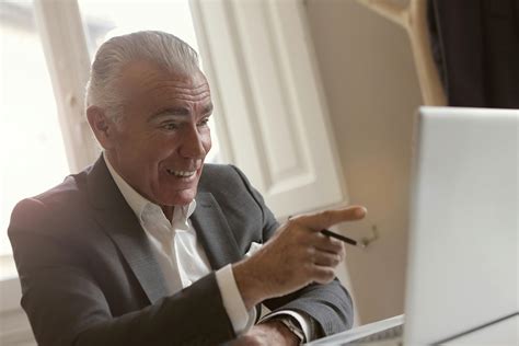 Hombre En Traje Negro Sonriente · Foto De Stock Gratuita