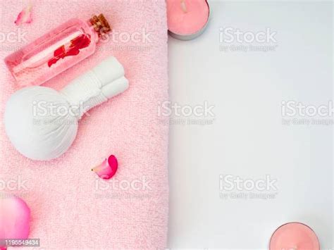 흰색 테이블에 장미와 태국 허브 압축 공에서 추출 된 오일의 스파 세트 텍스트를 위한 공간 마사지에 대한 스톡 사진 및 기타